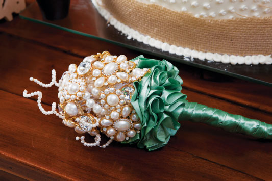 DIY brooch wedding bouquet made of vintage family brooches and pearls ... DIY brooch wedding bouquet made of vintage family brooches and pearls ...