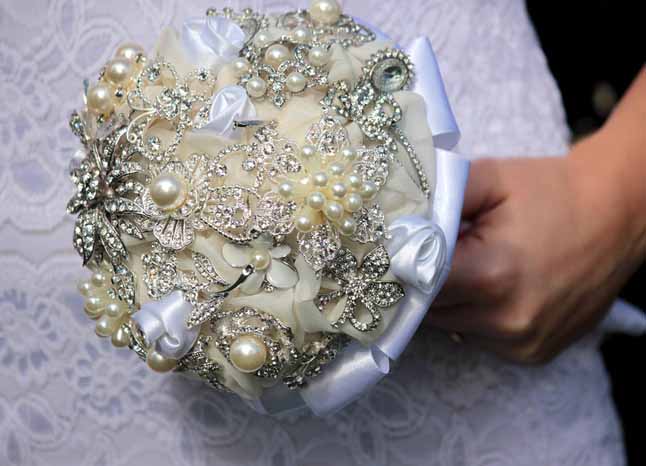 DIY brooch wedding bouquet made of vintage family brooches and pearls ... DIY brooch wedding bouquet made of vintage family brooches and pearls ...